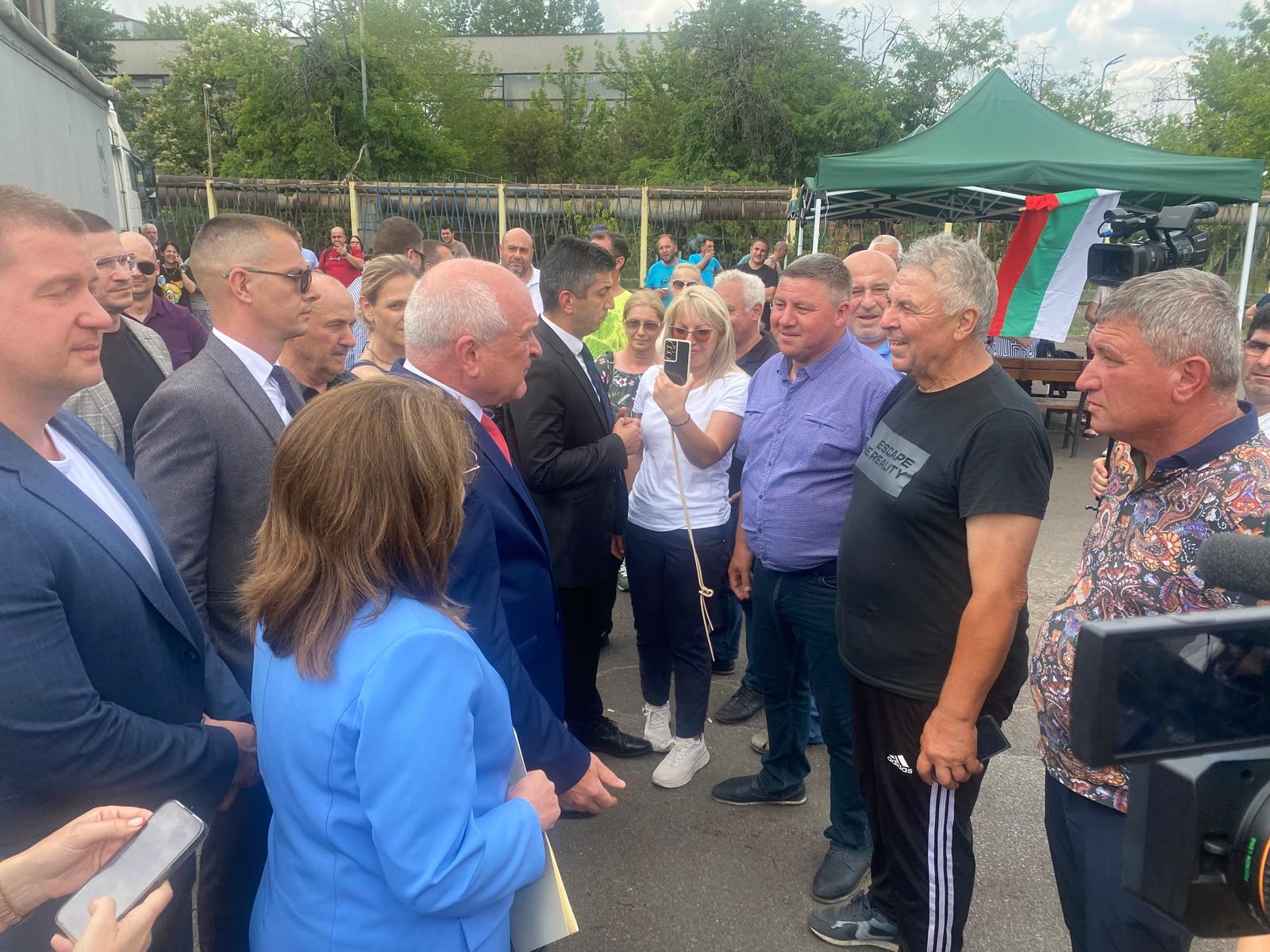 Премиерът Димитър Главчев и министър Коритарова символично дадоха ...